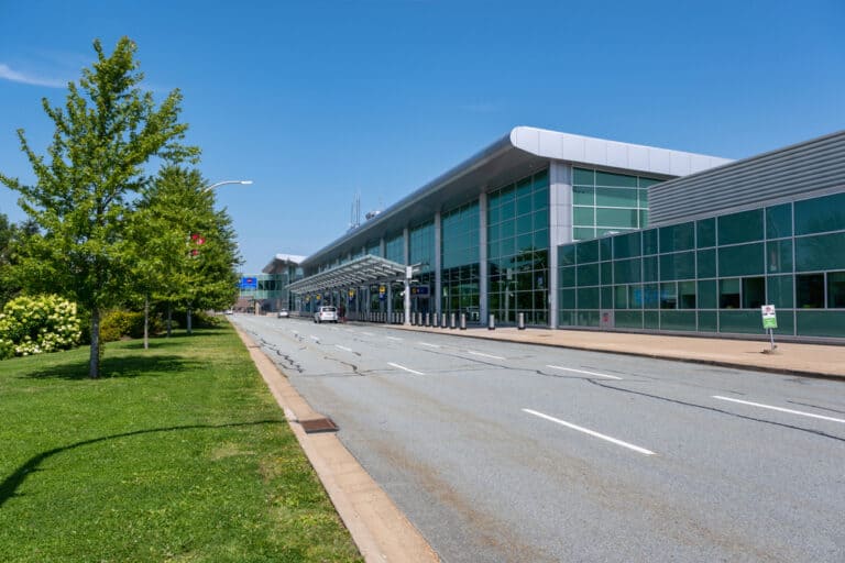 Top 10 Biggest & Busiest Airports in Canada [With Pictures]